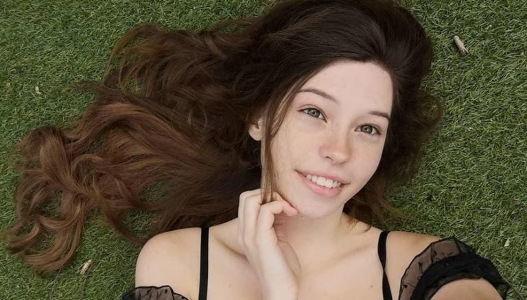 Belle Delphine - Bio, Net Worth, Salary Age, Height, Weight, Wiki, Health, Facts and Family